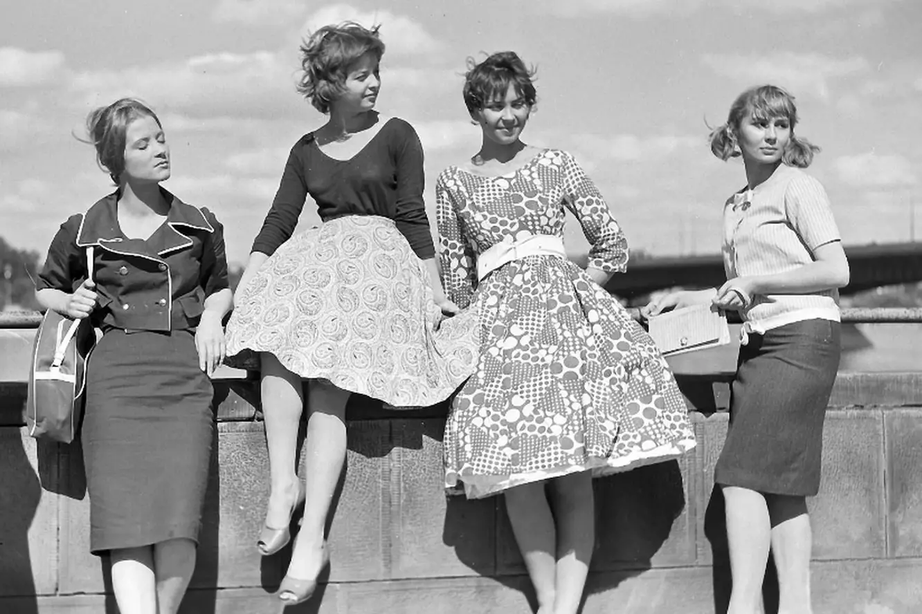 En udflugt til sovjetisk mode: hvorfor bar kvinder i USSR kombinationer under kjoler