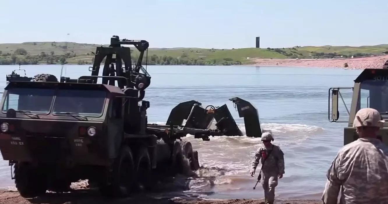 Hvordan militæret bygger en kryssing på bare et par timer: video 398773_1