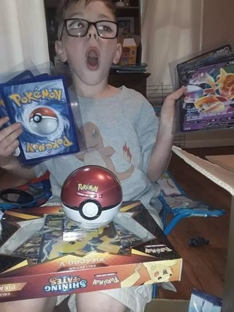 Bryson është i lumtur për paketën nga kompania Pokémon