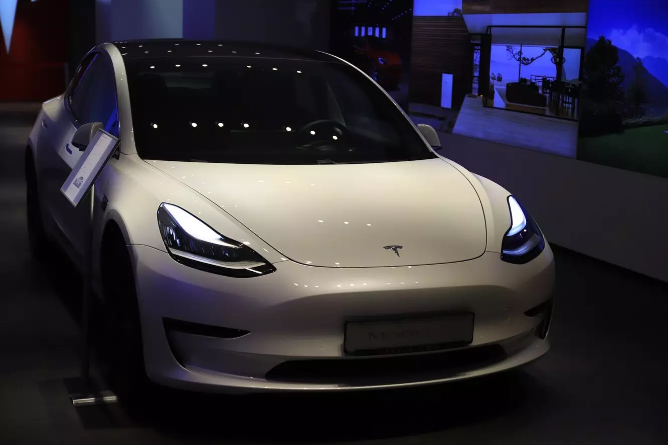 Tesla-ს მფლობელი ელექტრო მანქანას იყენებს კრიპტოვალუტის მოსაპოვებლად. როგორ გამდიდრდა?
