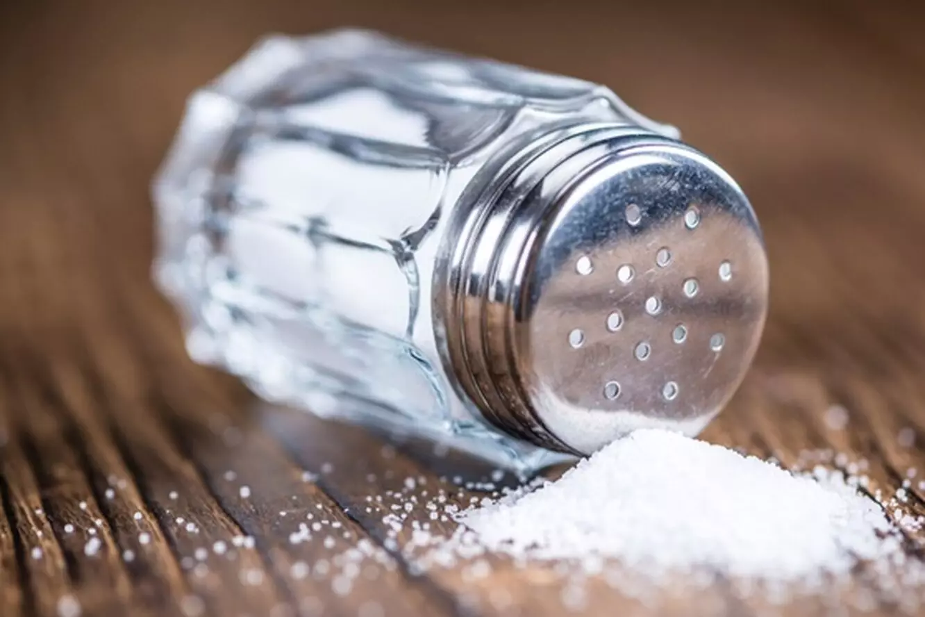 Le persone dovrebbero ridurre l'assunzione di sale: malattie che possono essere eliminate