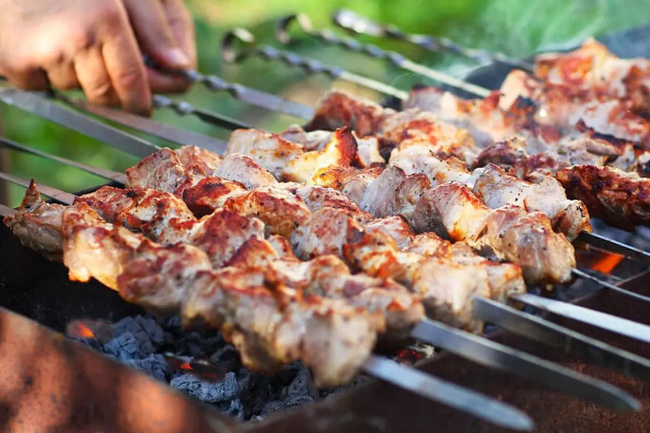 Kedu ihe na-emerụ ahụ maka isi nri na grill ma ọ bụ grill? Na otu esi eme ka BBQ na-aba uru karị?