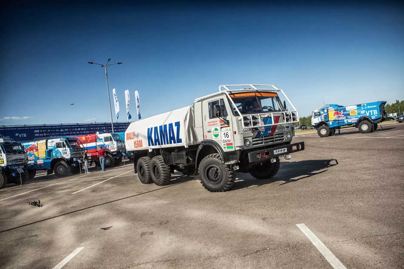 រថយន្ត KAMAZ ប្រណាំងដំបូង និងថ្មីបំផុត៖ រូបថតដែលមើលឃើញ 401037_1