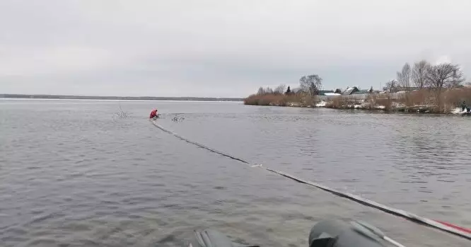 Yn 'e Chelyabinsk-regio wie d'r in spill fan twa ton oaljeprodukten fan in pleatslike termyske krêftsintrale. Nimmen meldde it ûngelok.