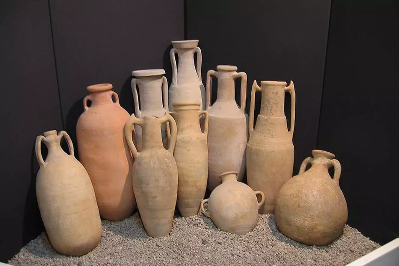 Amphoras inowanikwa pasi pegungwa inobudisa chakavanzika chewaini yekare yeRoma