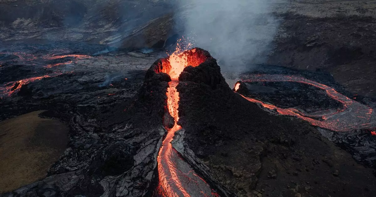 En mands telefon faldt oven på en vulkan, en turist klatrede efter den og faldt i selve Vesuvius