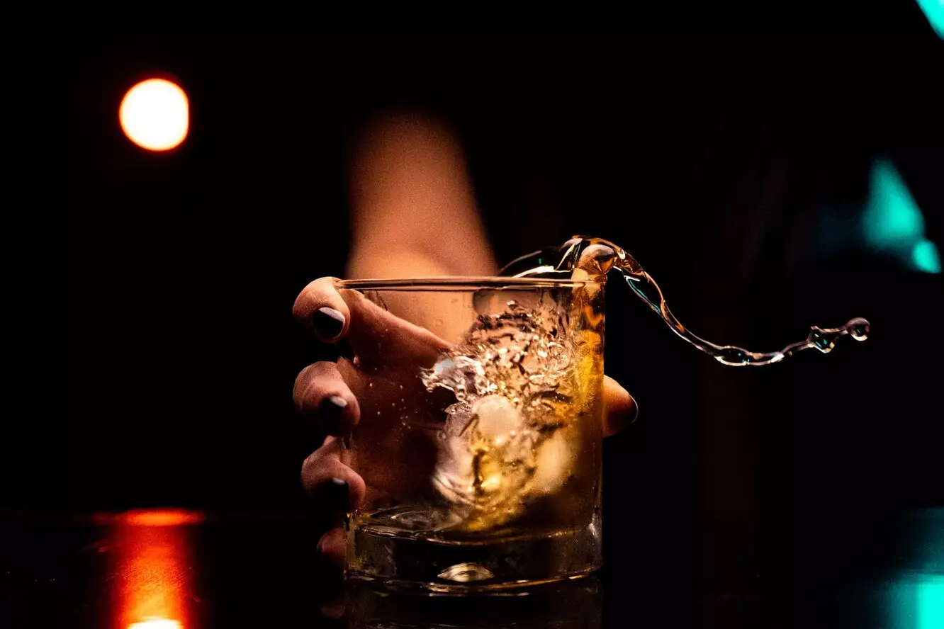 Štúdia: Tínedžeri, ktorí pijú sami, majú zvýšené riziko vzniku závislosti v budúcnosti