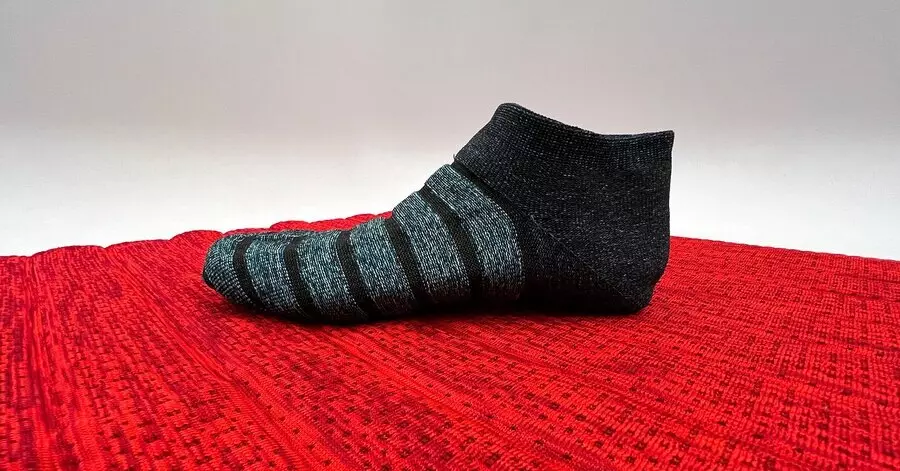 Znanstveniki so razvili tkanino, ki vam bo povedala, kdaj si drgnete stopala