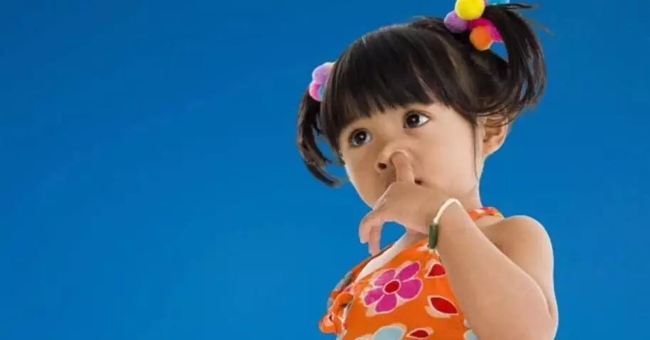 Dlaczego niektóre dzieci jedzą swoje boogery?