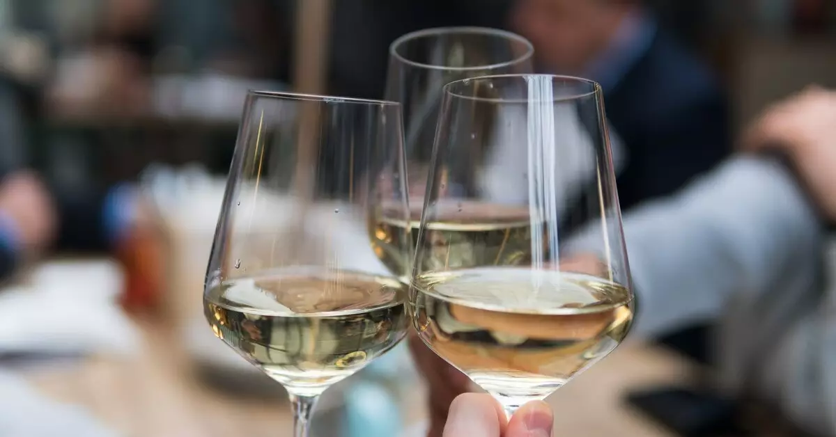 Το λευκό κρασί έχει μια δυσάρεστη οσμή αν παρουσιάζεται σε ελαφρύ ποτήρι