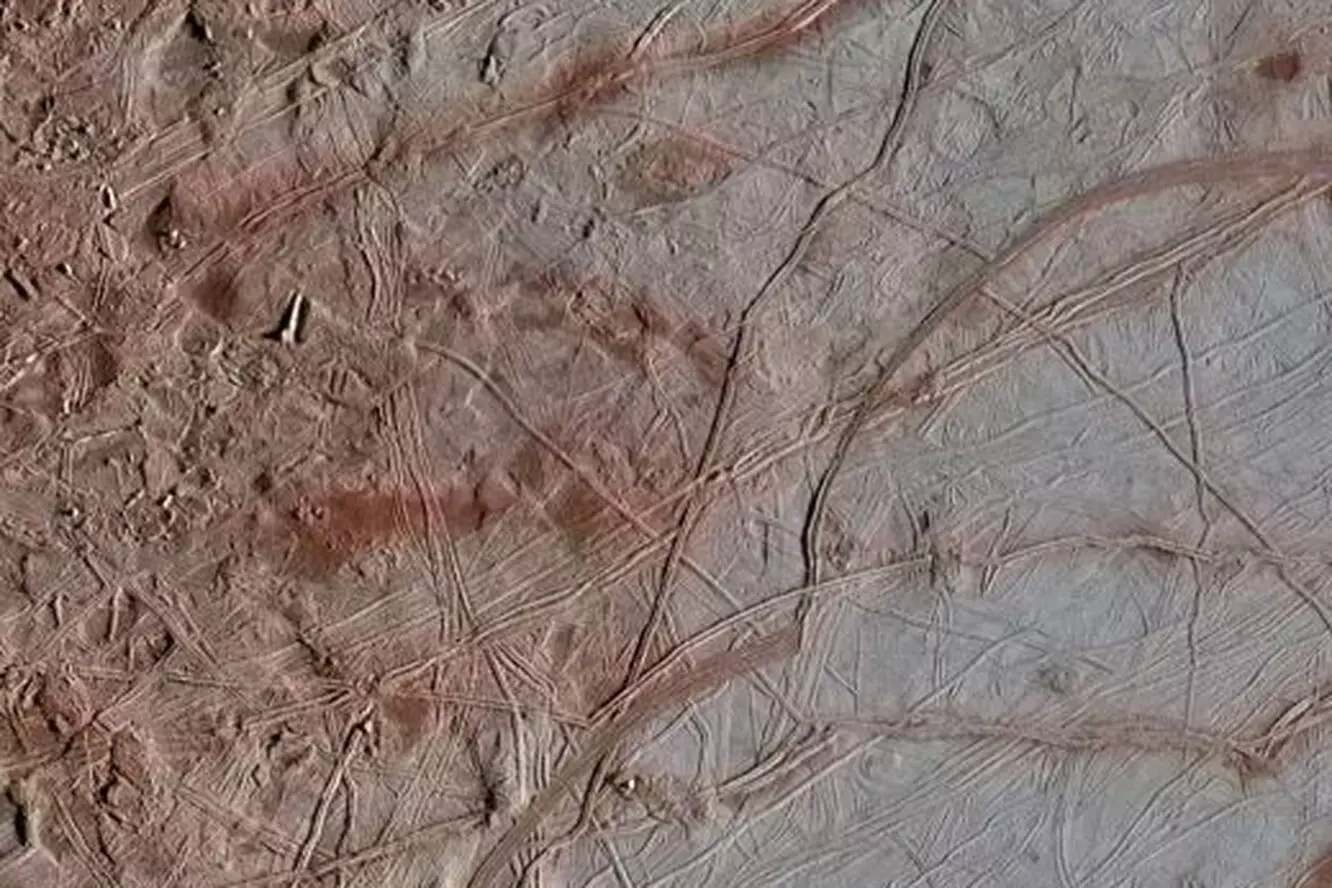 Sterrekundiges het ou foto's van die oppervlak van Jupiter se maan "geverf".