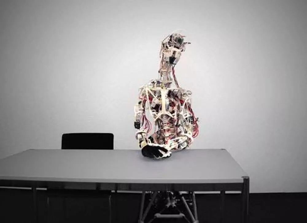 Anthropomimetik Der neue Roboter hat ein Skelett aus thermoplastischem Polymer, Servos, die zu jedem Muskel passen, und mehrere Kabel, um Sehnen zu ersetzen. Das Ziel dieses Experiments ist es, einen menschenähnlicheren Roboter zu schaffen, der mit der Umgebung interagieren und auf Reize auf ähnliche Weise reagieren kann wie wir.