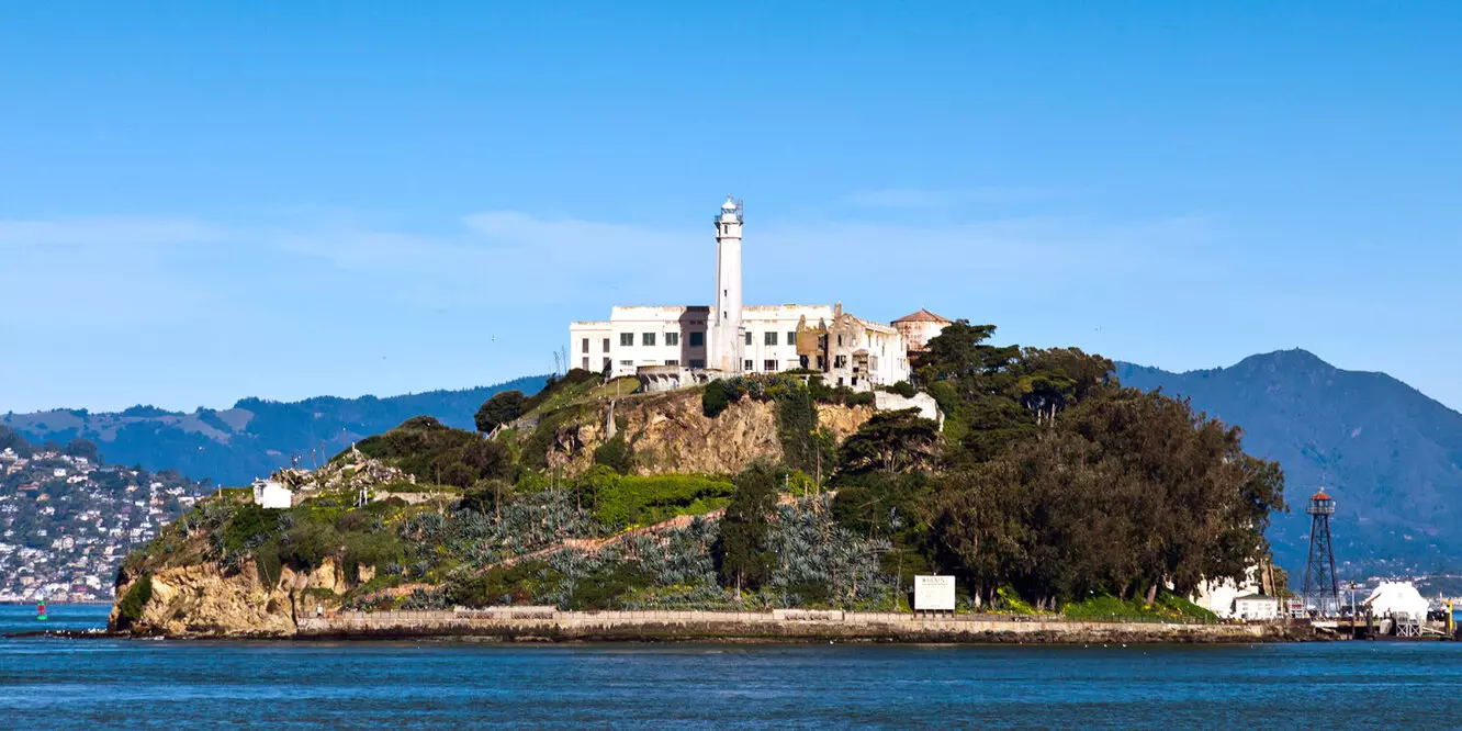 Lub tsev kaw neeg ntawm Alcatraz Island hauv California (USA)