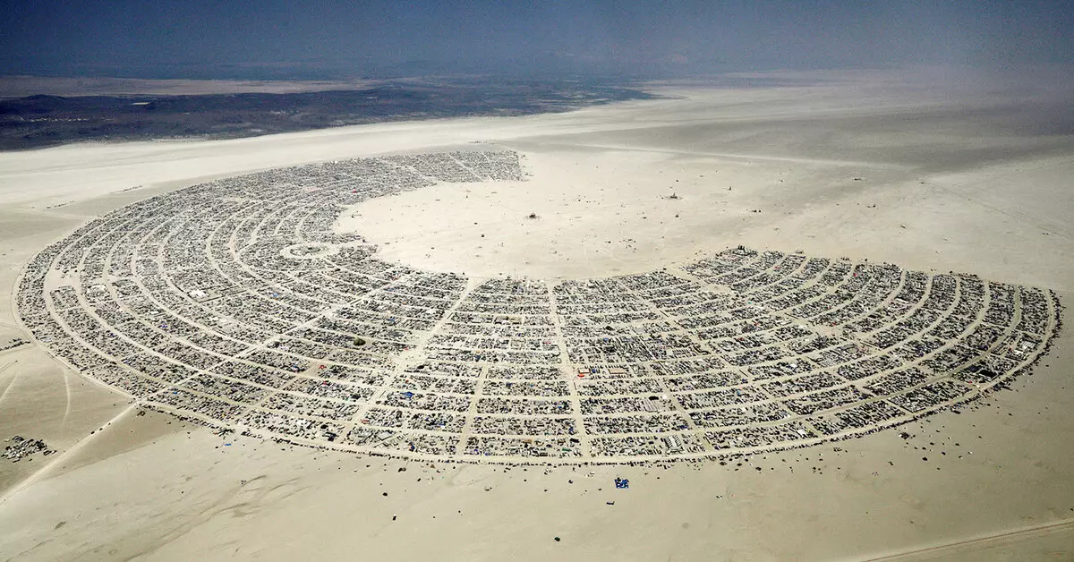 10 Enstalasyon Burning Man ki pi enpresyonan