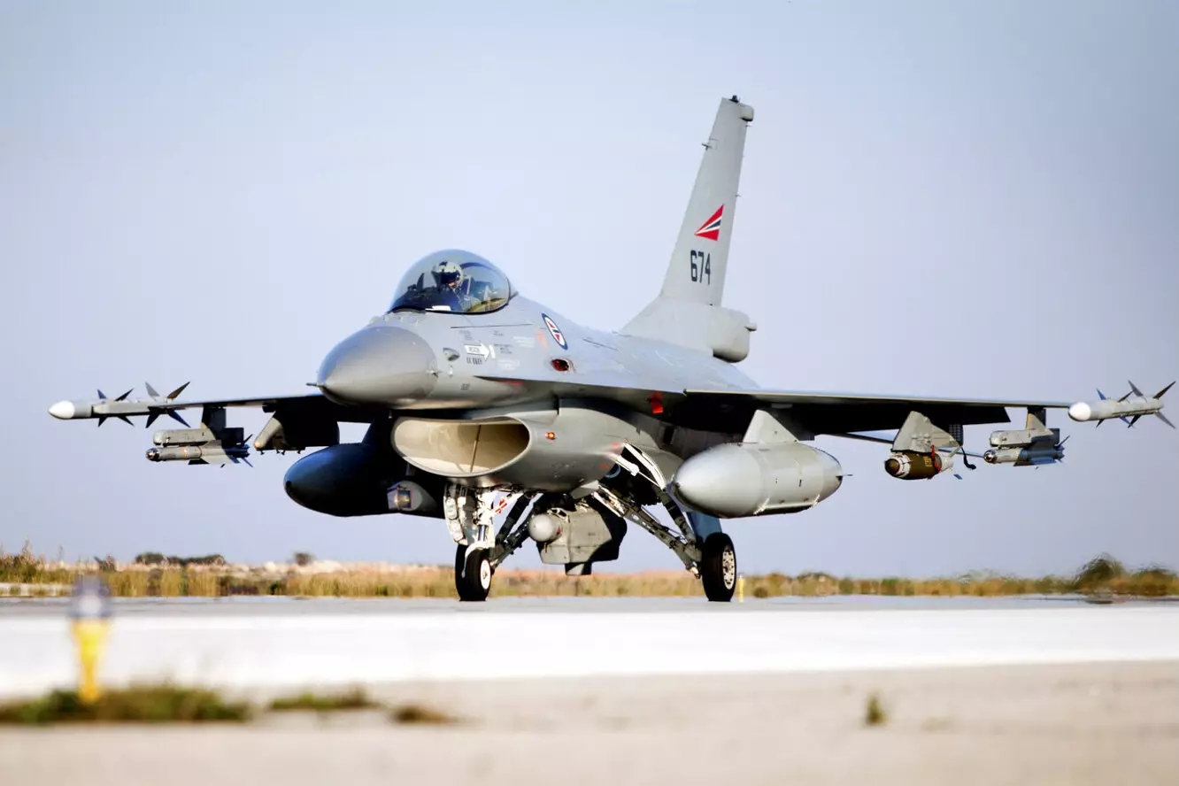 Afọ 40 nke Ọganihu: F-16 na-alụ ọgụ Falcon 69700_2