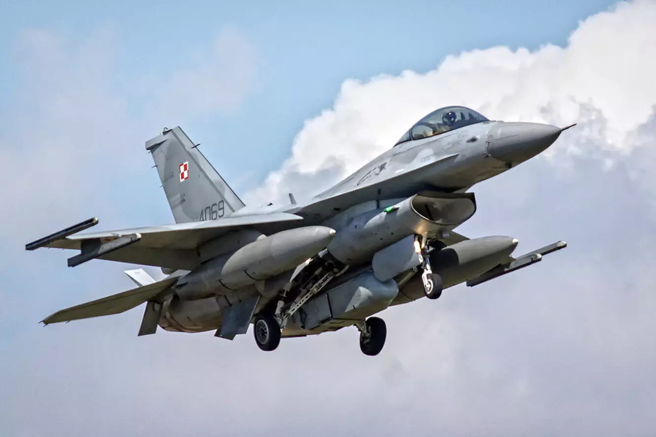 خوشحالی کے 40 سال: F-16 فائٹنگ فالکن 69700_3