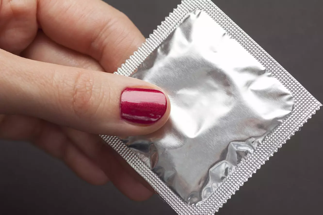Sådan starter du en brand med et kondom: et nyttigt liv hack