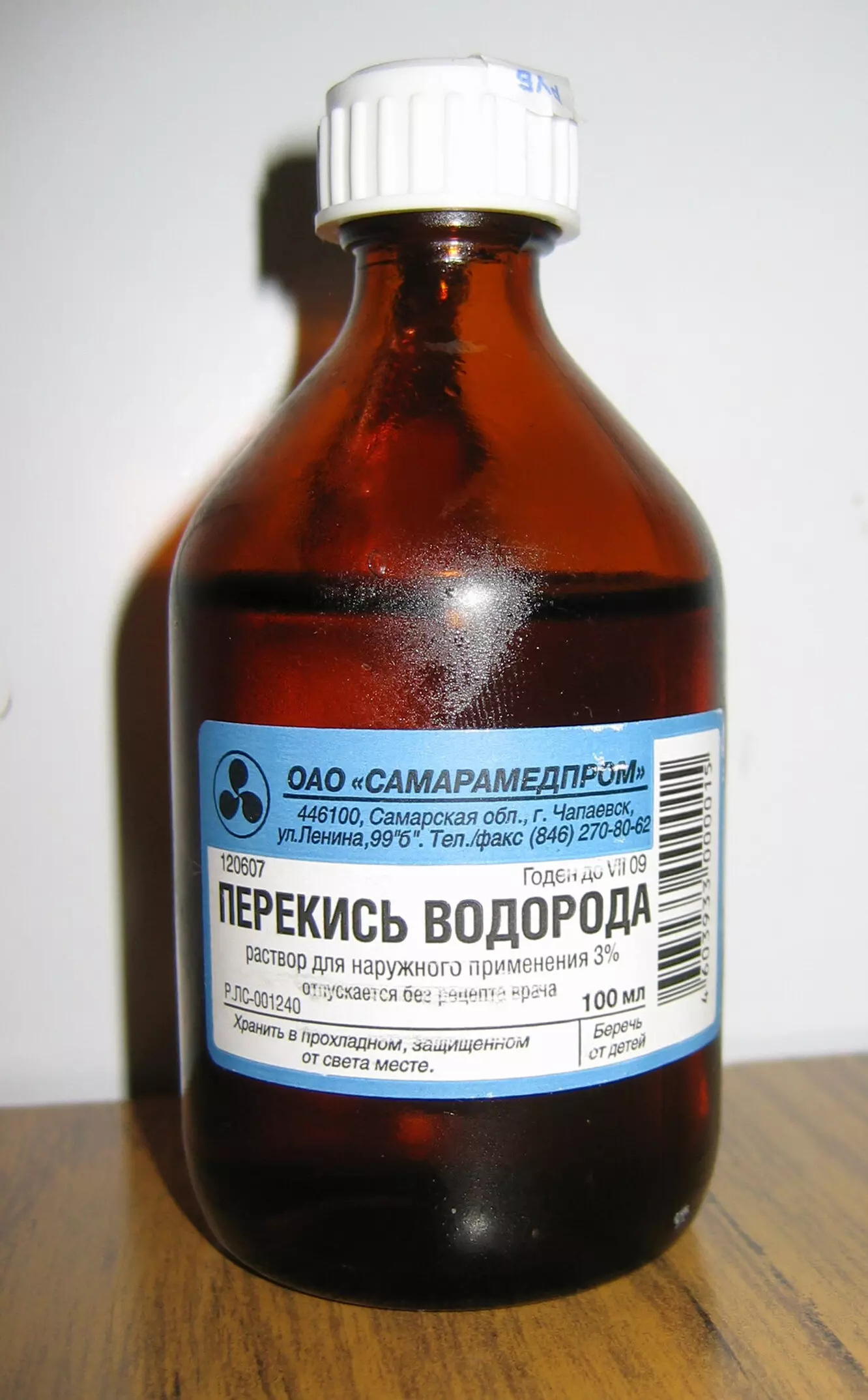 Trước khi mở gói, thời hạn sử dụng tiêu chuẩn của 3-5% hydrogen peroxide là 2 năm. Thời gian này là tối đa cho việc sử dụng chất. Sau khi mở, peroxide có đặc tính hữu ích trong một tháng nữa. Tuy nhiên, nếu bất kỳ dung dịch nào được tạo ra với sự hỗ trợ của thuốc, thì nó chỉ có thể được lưu trữ trong một ngày.