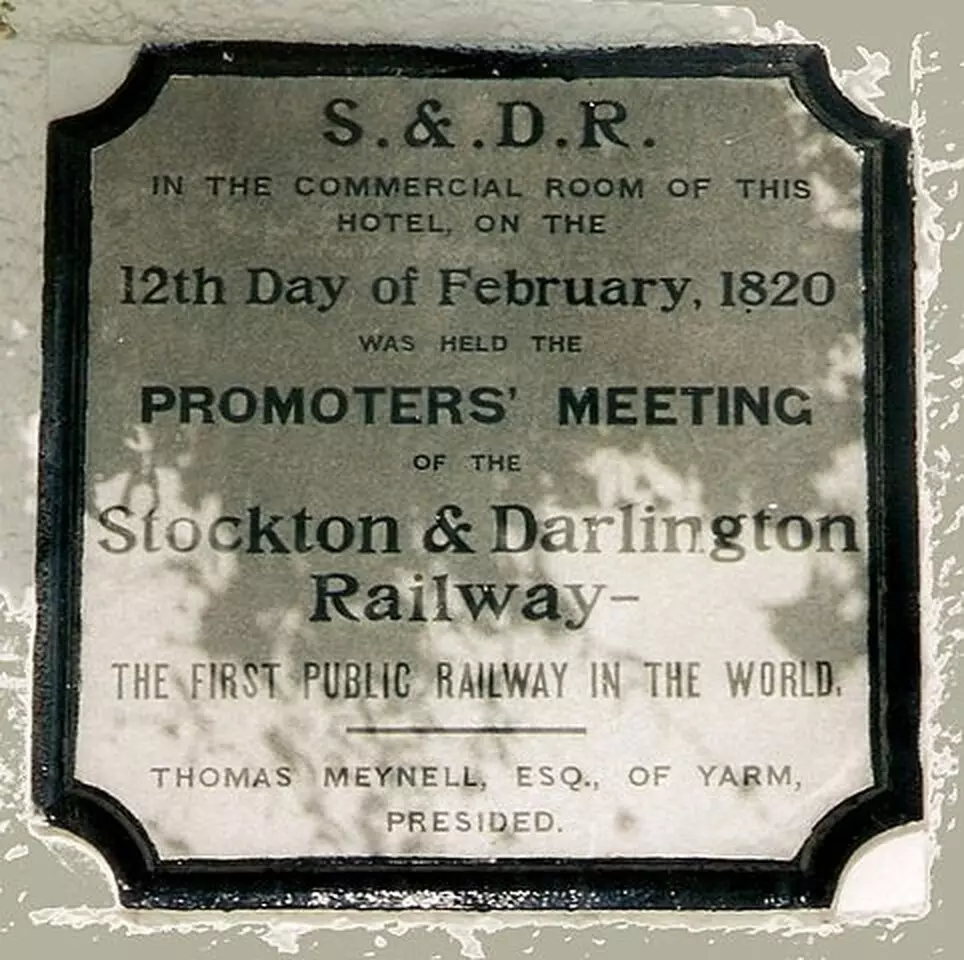 Plaque commémorative dédiée au premier chemin de fer voyageurs au monde