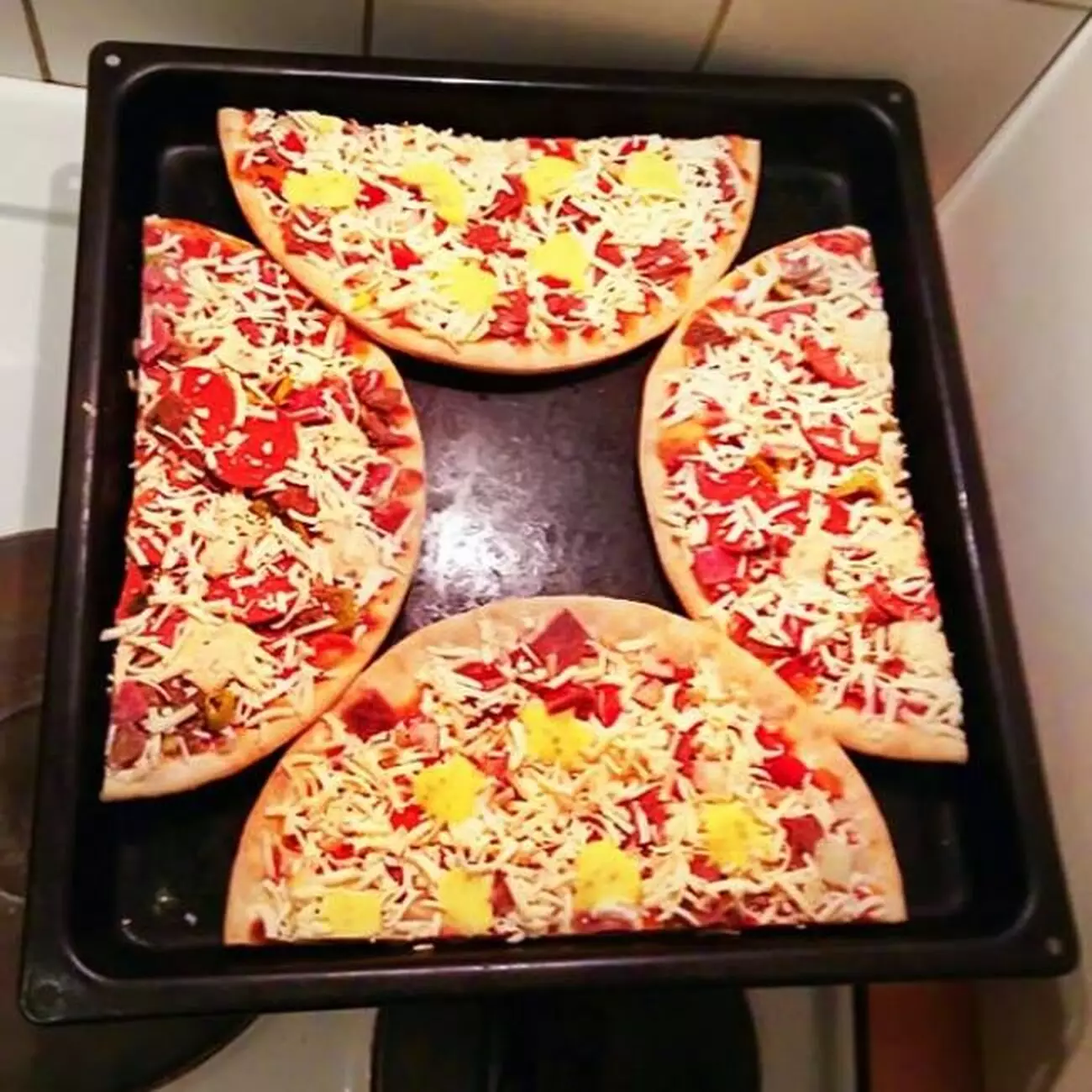 Hur man värmer upp 2 pizzor samtidigt