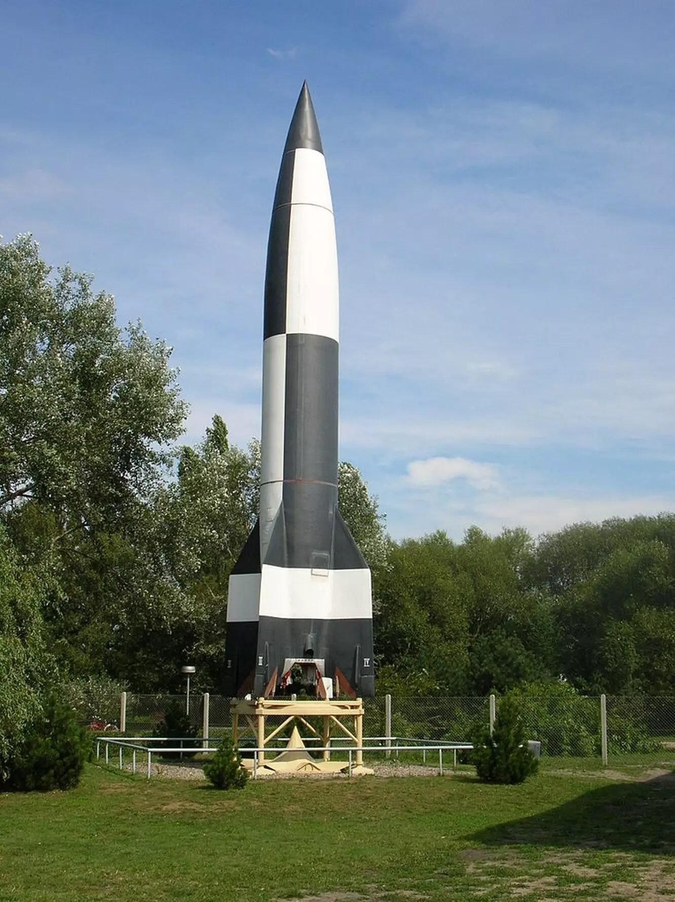 یک کپی از اولین موشک V-2 در موزه Peenemünde